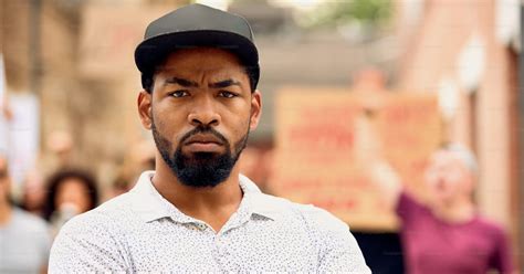 인종차별 반대 시위 중에 군중 앞에서 팔짱을 끼고 서 있는 아프리카계 미국인 남성 사진 Unsplash의 세르비아 이미지