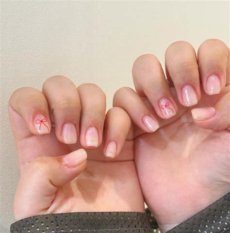 의성 유네일 ᙏ̤̫의성네일안동네일군위네일청송네일 💖 러블리한 무드의 레드 리본 네일 🎀 은은한 그라데이션 베이스에 손끝을 살려주는 레드 리본 포인트