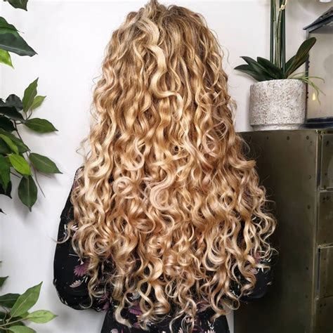 61 Curly Hairstyles For Long Hair To Look Naturally Amazing Curly