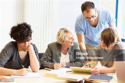 명의 학생과 선생님에게 강의실형 있는 작업 디지털 태블릿 갈색 머리에 대한 스톡 사진 및 기타 이미지 갈색 머리 검정 머리 교사 교육 관련 직업 Istock