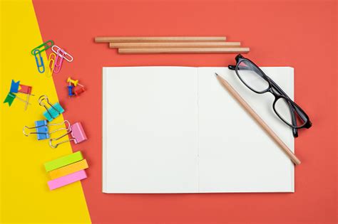 연필과 문구 항목과 다채로운 배경에 안경빈 열린 노트북의 상단보기 0명에 대한 스톡 사진 및 기타 이미지 0명 공란 공부 Istock