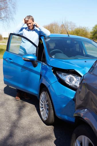 추진자 제조 교통 사고 후 전화 통화 움푹 둘어간 자국에 대한 스톡 사진 및 기타 이미지 움푹 둘어간 자국 차 교통 Istock