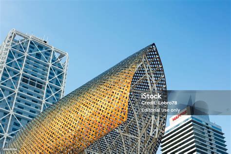 아티스트 프랭크 Gehry Mapfre 건물과 호텔 예술에 의해 만들어진 물고기 동상 보기 포트 Olimpic 바르셀로나 스페인에 배치 건물 외관에 대한 스톡 사진 및 기타