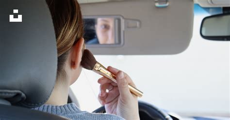 갈색 화장 브러시를 들고 회색 스웨터를 입은 여자 사진 Unsplash의 무료 쿠션 이미지