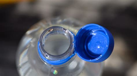 Las Botellas De Plástico Cambian De Nuevo El Tapón Caótico Deja Paso A