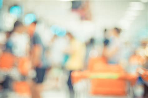 Bokeh 빛 슈퍼마켓 저장소 제품 선반에서 신선한 식품을 쇼핑 하는 고객의 배경 흐림 계산대에 대한 스톡 사진 및 기타 이미지 계산대 고객 농수산물 코너 Istock