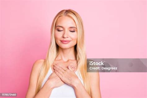 눈을 감고 손을 만지는 놀라운 아가씨의 클로즈업 사진 가슴 을 표현 하는 심장 감정 은 분홍색 색 배경에 고립 된 흰색 탱크 탑을 착용 감사에 대한 스톡 사진 및 기타