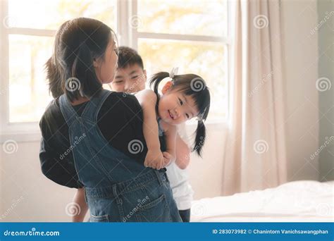 Hermana Mayor Asi Tica Y Hermano Mayor Jugando Con Hermana Mayor Menor De Asia Sosteniendo A Su