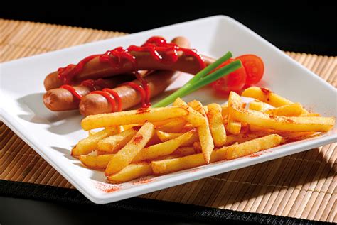 프렌치 프라이와 소시지 머스터드와 케첩 백색 플라테 0명에 대한 스톡 사진 및 기타 이미지 0명 가공육 감자 요리 Istock