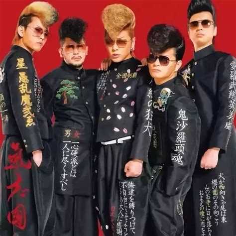 这部神剧告诉你，日本不良是连打架都要穿到最酷的！ 贺来