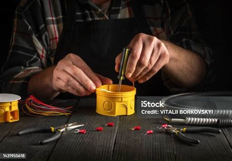정션 박스에 케이블 또는 와이어 설치 직업적인 주인 전기 기술자의 작업장에 있는 전기 연결 작업 중 전문 마스터 전기 기술자의 손 클로즈업 개체 그룹에 대한 스톡 사진 및