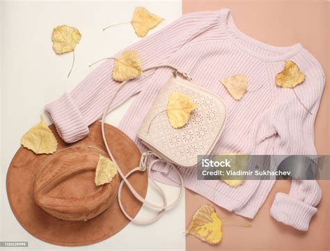 여자의 의류 및 액세서리는 베이지색 바탕에 유행 스웨터 펠트 모자 타락 한 Yellowed 잎 중 가죽 가방 가 옷장입니다 상위