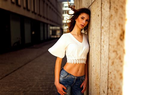 배경 화면 여자들 초상화 사진술 청바지 미로 호프만 유행 배 의류 수퍼 모델 아름다움 다리 인물 사진