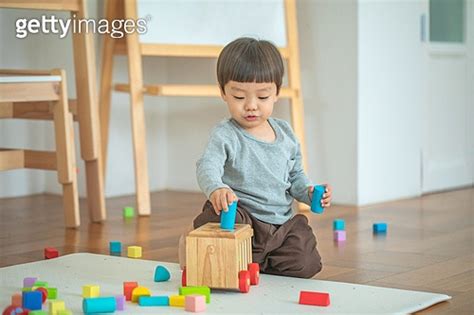 아기 나이 남자아기 어린이 나이 장난치기 감정 플레이 즐거움 성장 컨셉 호기심 이미지 Jv12384430 게티이미지뱅크