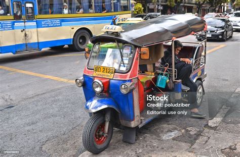 방콕 태국 블루 자동차 인력거 툭툭 과 드라이버가 아시아 대도시 방콕의 거리에서 내부 자고 거리에 대한 스톡 사진 및 기타 이미지 Istock
