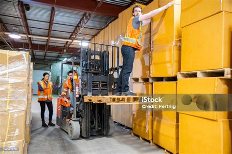 산업 창고 작업장 안전 주제 작업자로 위험한 상황은 높은 배치 상품에 도달하기 위해 지게차에 의해 해제된다 집어들기에 대한 스톡 사진 및 기타 이미지 Istock