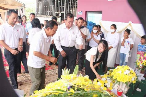 កាកបាទក្រហមកម្ពុជា ចាត់មន្ត្រីចូលរួមរំលែកទុក្ខតារាចម្រៀងលោក ម៉ាន់ រដ្ឋា ហៅ ពេជ្រ រដ្ឋា