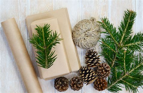 크래프트 페이퍼 래핑에 친환경 메리 크리스마스 선물 제로 폐기물 재사용 개념 자연 장식 및 수공예 만들기를위한 지속 가능한 라이프 스타일 Diy 0명에 대한 스톡 사진 및