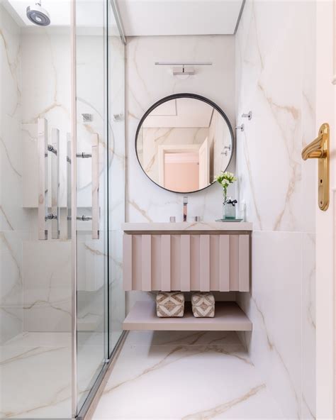 Banheiro Pequeno E Contemporâneo Todo Em Porcelanato Marmorizado