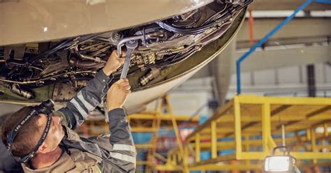 격납고에서 여객기의 대형 엔진 유지 보수를 수리하는 정비사의 측면도 사진 Unsplash의 수송 이미지