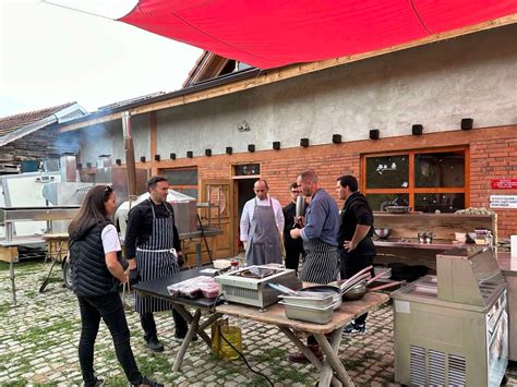 Усмивки прекрасни хора и храна приготвена с любов Класа и великолепие наслада за очите и