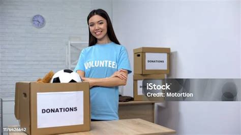 미소짓는 자원봉사자 미소 상자에 있는 옷과 장난감 고아 돕기 기부 계획에 대한 스톡 사진 및 기타 이미지 계획 고아 개념 자선 및 구제 사업 Istock