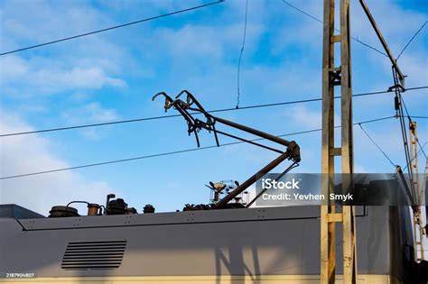 새파란 하늘을 배경으로 팬터그래프가 가공 전선을 향해 뻗어 있는 현대식 전기 열차의 상단을 자세히 볼 수 있습니다 이것은 실제 철도 기술을 보여줍니다 0명에 대한 스톡 사진