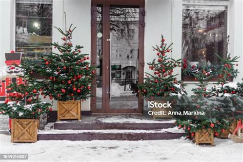 카페 입구 앞에 빨간 풍선으로 장식된 크리스마스 트리 거리 크리스마스 장식입니다 크리스마스 트리와 나무 호두 까기 인형 0명에 대한 스톡 사진 및 기타 이미지 Istock