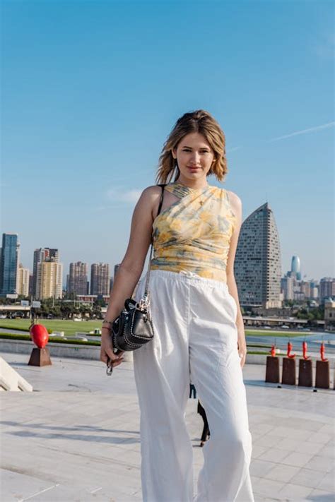 가방 건물 건축 관광객 높은 대도시 도시 도시 배경 도시 설정 도시 패션 도시 풍경 도시의 도시의 삶