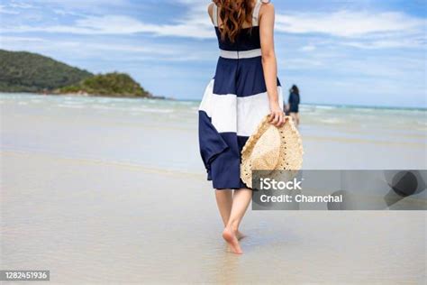 맨발로 모자를 들고 해변에서 바다 물과 모래의 물결을 따라 여름에 걷는 여성 가냘픈에 대한 스톡 사진 및 기타 이미지 가냘픈 걷기 계절 Istock