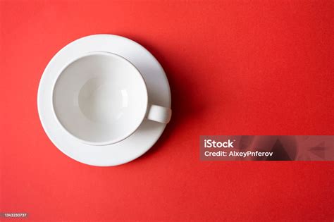 빈 흰색 세라믹 컵 머그컵 밝은 빨간색 배경 상단 보기 텍스트 공간 접시에 그릇간단한 평면 평신도 구성 웃옷에 대한 스톡 사진
