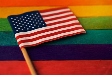 Lgbt 게이 프라이드의 달 사회 운동의 무지개 배경 상징에 미국 미국 국기 무지개 깃발은 레즈비언 게이 양성애자 트랜스젠더 인권 관용 및 평화의 상징입니다 0명에 대한