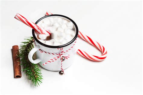 흰색 나무 테이블에 마 시 멜로와 핫 초콜릿입니다 복사 공간 최고 볼 수 있습니다 계 피 막대기로 겨울 코코아의 빈티지 낯 짝입니다 크리스마스 아늑한 홈 개념 0명에 대한