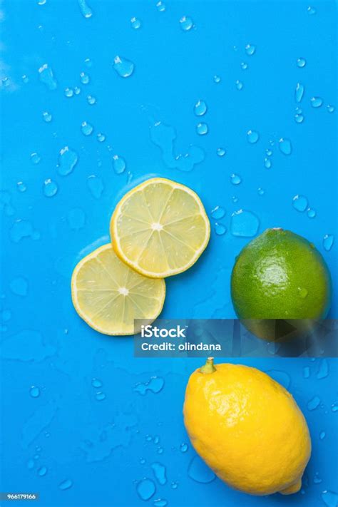 물 방울과 파란색 배경에 익은 맛있다 고 슬라이스 레몬 석 회 비타민 건강 다이어트 여름 Superfoods 개념입니다 포스터 배너 템플릿입니다 공간이 평면 위치 복사
