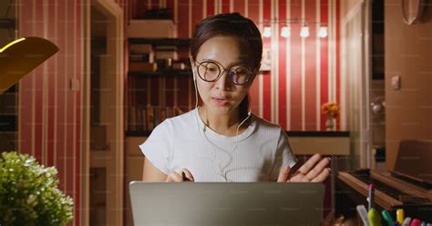 아시아 사업가는 야간 초과 근무 화상 통화 회의 또는 노트북 컴퓨터에서 가상 회의로 집에서 일합니다 사진 Unsplash의 재택 근무 이미지