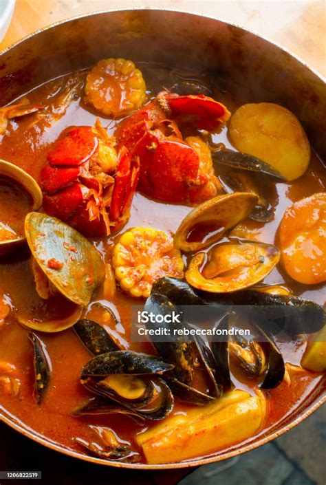 해산물 스튜 또는 검보 점보 새우 조개 홍합 랍스터 꼬리 옥수수와 야채의 구색과 해산물 국물에 요리 게 발톱과 푹신한 흰 쌀과 함께 제공됩니다 크리올 음식에 대한 스톡 사진