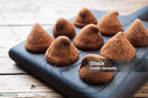 나무 스탠드에 코코아 파우더를 뿌린 맛있는 초콜릿 트러플 나무 배경입니다 공간을 복사합니다 케이크에 대한 스톡 사진 및 기타 이미지 Istock