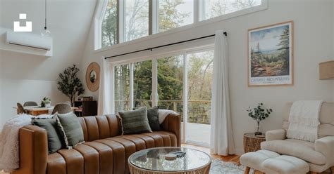 가구와 커다란 창문으로 가득 찬 거실 사진 Unsplash의 무료 미국 이미지 가구와 커다란 창문으로 가득 찬 거실 사진 Unsplash의 무료 미국 이미지