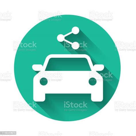 긴 그림자와 고립 된 흰색 자동차 공유 아이콘입니다 Carsharing 표시 됩니다 교통 임대 서비스 개념입니다 녹색 원 버튼을 클릭 합니다 벡터 일러스트 Mobility