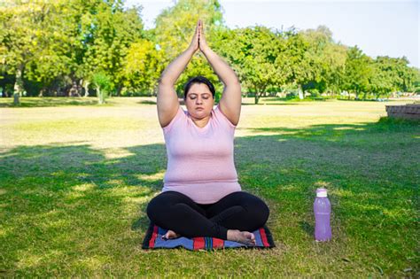 과체중 인도 여성이 공원에서 야외에서 요가 명상 운동을 하고 있다 아시아 뚱뚱한 아가씨 피트니스 라이프 스타일 전체 길이 샷 비만증에 대한 스톡 사진 및 기타 이미지