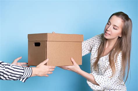 당신은 보내 전송 및 손으로 소포와 상자를 받아 젊은 여성은 선물이나 배달을받습니다 35 39세에 대한 스톡 사진 및 기타 이미지 35 39세 고객 기업가 Istock