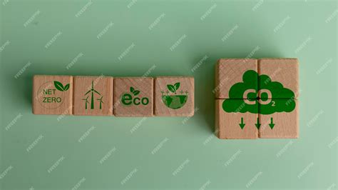 이산화탄소 배출을 줄이는 탄소 중립 및 순 제로 개념 자연 환경 기후 중립 장기 전략 온실 가스 배출 목표 나무 블록 녹색 순 제로 아이콘 프리미엄 사진