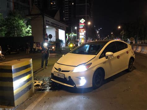 រថយន្ត ព្រូសពន្លះរបាំងថ្មពុះចែកទ្រូងផ្លូវគល់ស្ពានអាកាសក្បាលថ្នល់ទៅមុខលែងរួច សារព័ត៌មាន នគរវត្ត