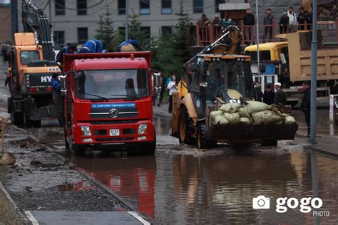 Сэлбэ голын үерийн далан сэтэрснийг засахаар ажиллаж байна
