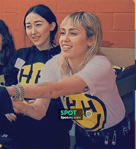 Miley Cyrus Happy Hippie Foundation Camiseta Usada Por Miley Cyrus