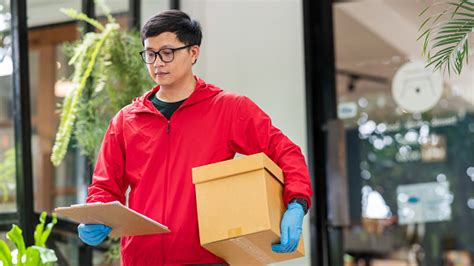 골판지 상자를 들고 빨간 천에 파란색 장갑을 입고 배달 남자 남성에 대한 스톡 사진 및 기타 이미지 남성 남자 배달 Istock
