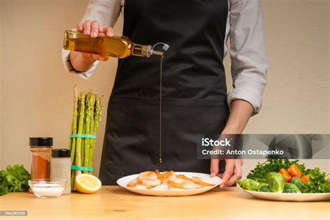 크리 베 톡 요리 요리사와 함께 하는 올리브 오일 반 찬과 샐러드 조리법 책 메뉴 요리 맛있고 건강에 좋은 음식 레스토랑 또는 호텔 메뉴 고급 요리에 대한 스톡 사진 및