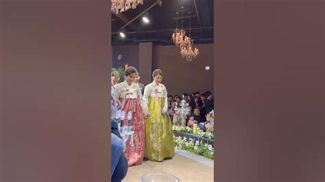 혼주한복이 성공적인 결혼식의 핵심 양가혼주님들의 미소가 끊이지 않는 웨딩데이 전주아름다운웨딩컨벤션에서 제일 아름다웠던 더빛한복 양단한복 혼주한복 결혼식 양가혼주한복