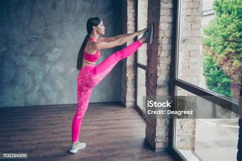 프로필 측면 전체 길이 바디 사이즈 보기 멋진 사랑 스러운 아름 다운 매력적인 얇은 꿈 모양 레이디의 초상화 현대 로프트 산업 인테리어 스타일에서 작업 하는 실내 여자에