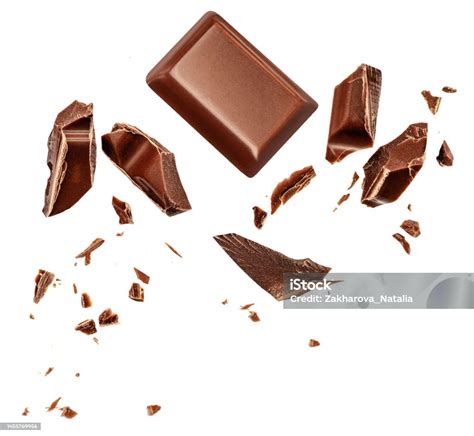 흰색 배경에 격리된 밀크 초콜릿 덩어리를 공중에 띄우고 있습니다 플라잉 초콜릿 조각 부스러기 및 코코아 부스러기 상위 뷰입니다 플랫 레이 초콜릿에 대한 스톡 사진 및 기타